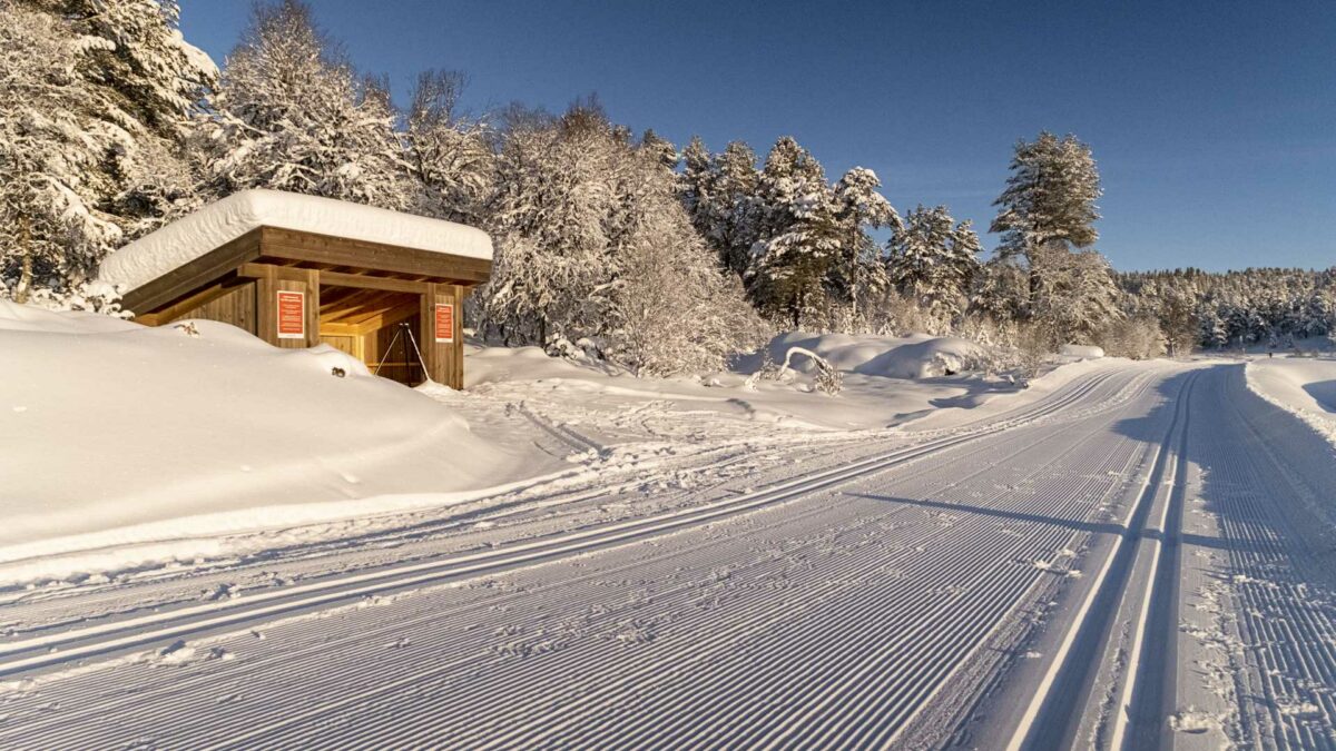 Ny gapahuk og langrenns-skilt på Rauland - Visit Rauland